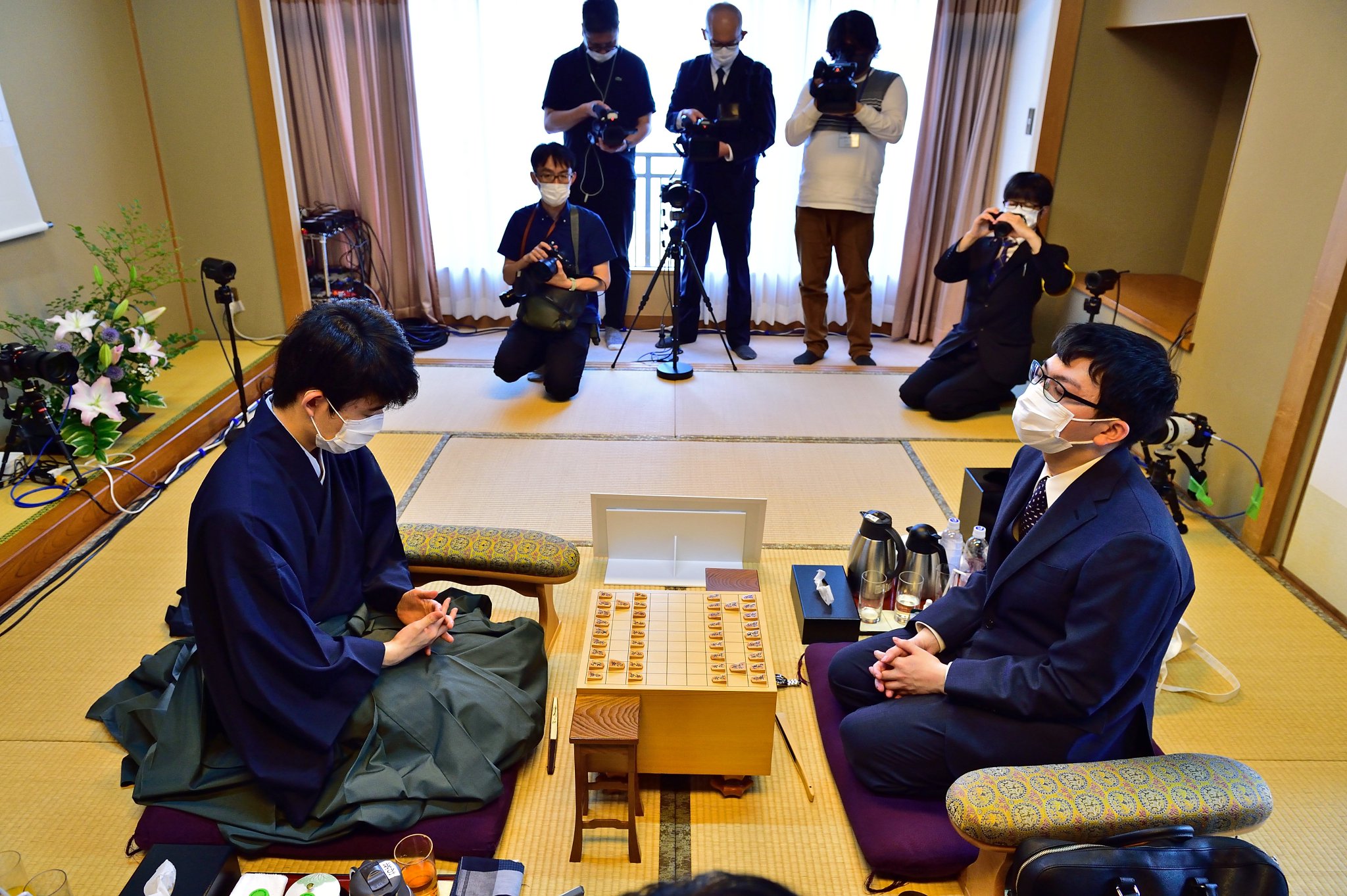 中日新聞 東京新聞 将棋【公式】 On Twitter 2回目の指し直し局、開始時の写真(日本将棋連盟提供)です。 Qyynp6gjym Twitter