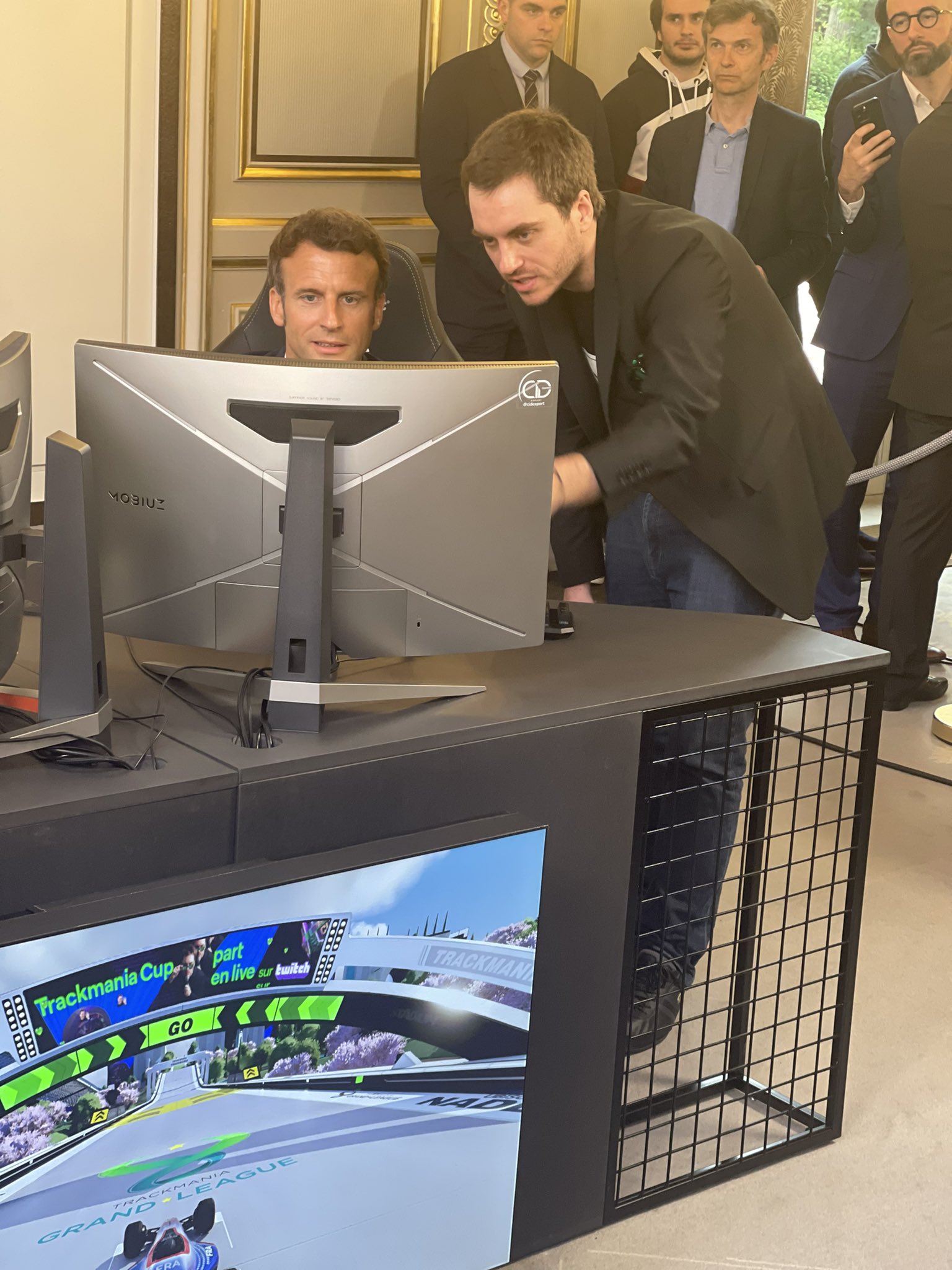 Léo - TechMaker on Twitter: "Quand j'explique à mon père comment envoyer un mail https://t.co ...