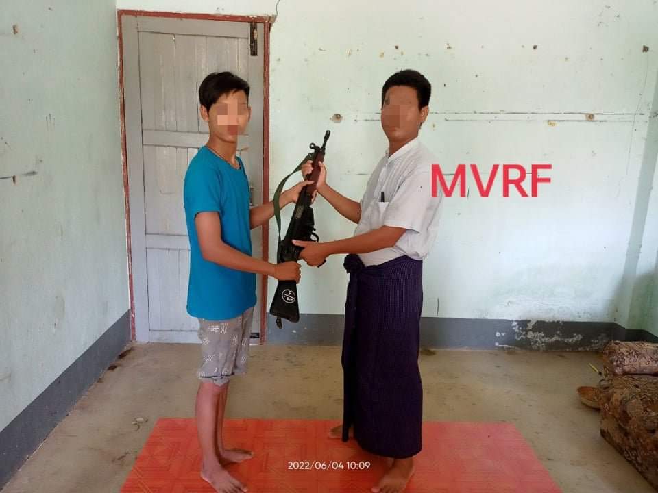 Khit Thit Media On Twitter ပခုက္ကူ၊ ကျတ်ထိုး ရဲကင်းစခန်းမှ ရဲတပ်သား ဖ
