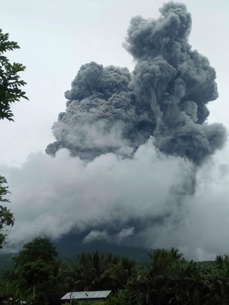 Phil News Agency on Twitter: "LOOK: Phreatic eruption of Bulusan Volcano in Sorsogon on Sunday ...