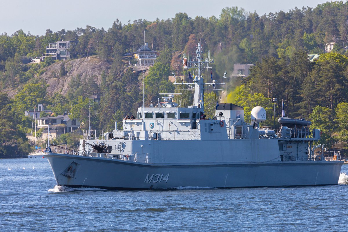 Took up an observation post at Lidingö and enjoyed the sun as well as ...