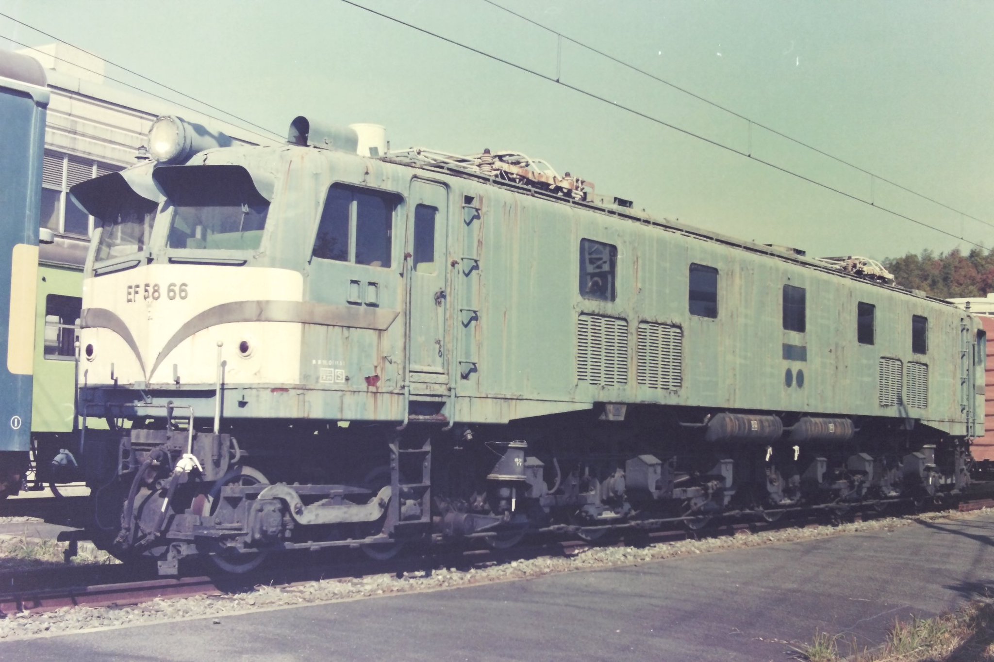 EF32-1 on Twitter: "奈良電車区に保管中のEF5866。この後、解体されたのは残念でした...。 #EF58 #66の日 https://t.co/Ar81kytjrp ...