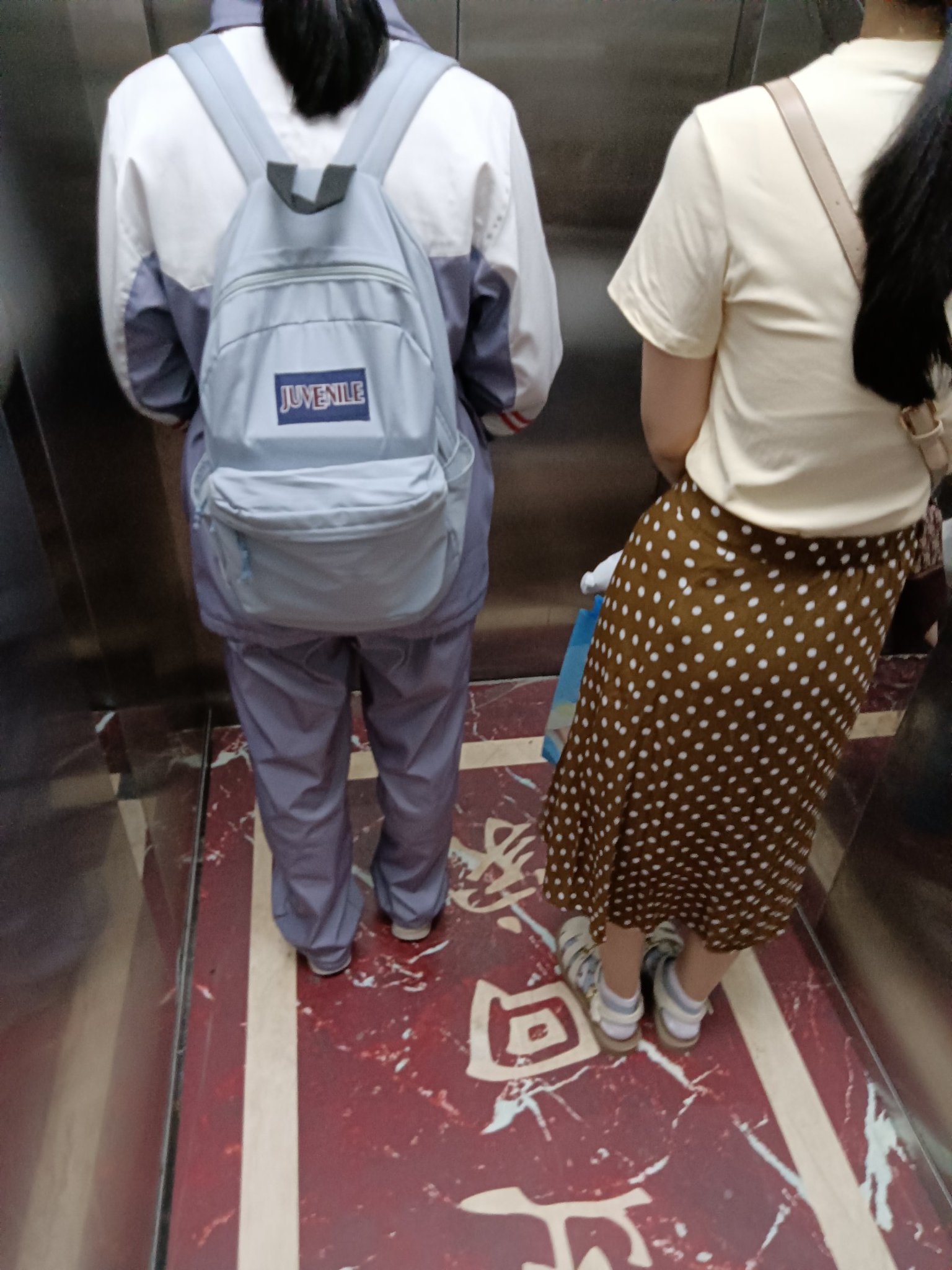 糖 On Twitter 跟到的初中小美女。看样子什么也不懂啊,就让我做你的启蒙老师吧。375的运动鞋酸臭酸臭的,三十多度的天气穿这么厚的校服也不知道怎么想的。