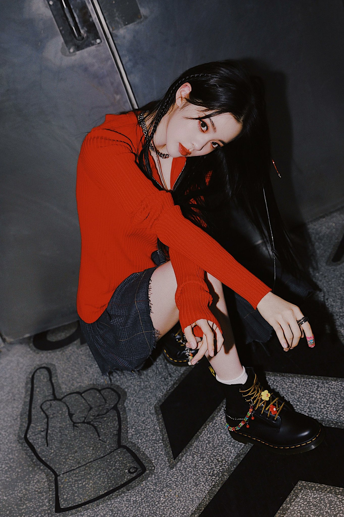 ntrwang on Twitter: "#欧阳娜娜 #白袜 虽然穿着马丁靴、只能看到露出的一点点白袜的边缘，但完全能够想象得出白袜脚在鞋子里面的状态！ 这样一场演出下来、那味道 😋 ...