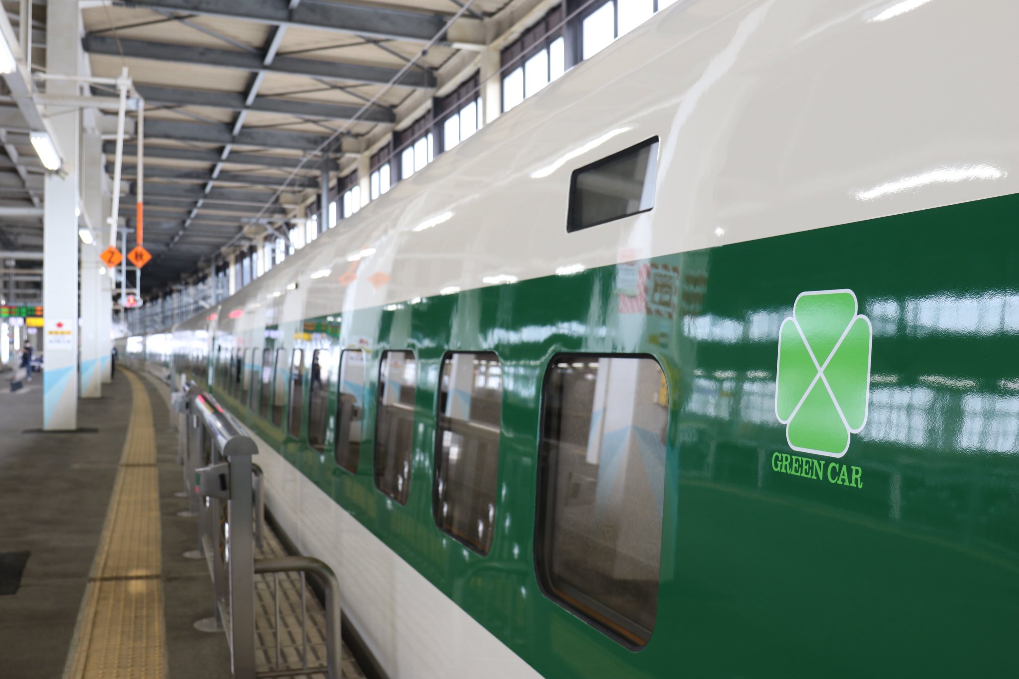 ひσ on Twitter: "E2系J66編成 試運転 グリーン車ロゴの位置とかパンタグラフの色も200系に寄せてるっぽい https://t.co/YNQ2ARW9AT" / Twitter