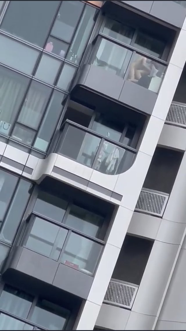 大家睇露台做愛睇得好開心 I Get It 你未必同意 但係希望你地唔好再share 冇錯 佢哋自己唔小心 It Is Two People Having Consented Sex In