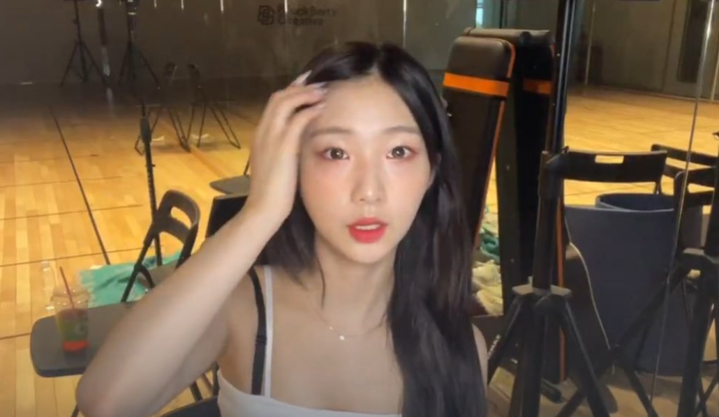 💫 Orrery/nim on Twitter: "[LIVE] #LOONA Yeojin is live on VLIVE https://t.co/aBYWb8d5tu https ...