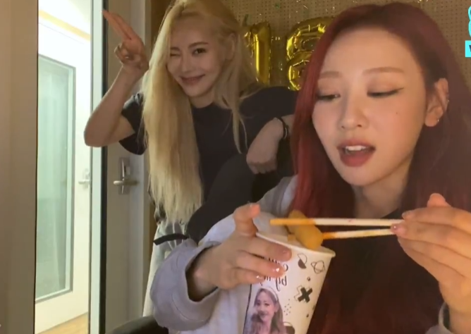 💫 Orrery/nim 🌱 on Twitter: "Jinsoul says her hair's pressed down because she was wearing ...