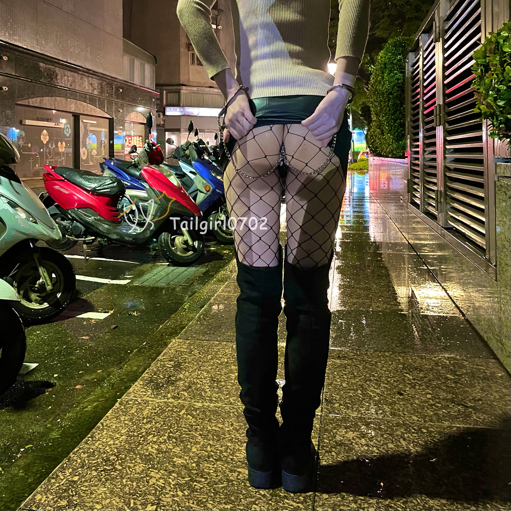 小奴⛩淫藏版的小洞物⛩ On Twitter 人家只是多問幾句就被銬起來了🥺 ⚠️感謝後方來車幫忙打燈照亮屁股 大格網襪 肛塞 露出