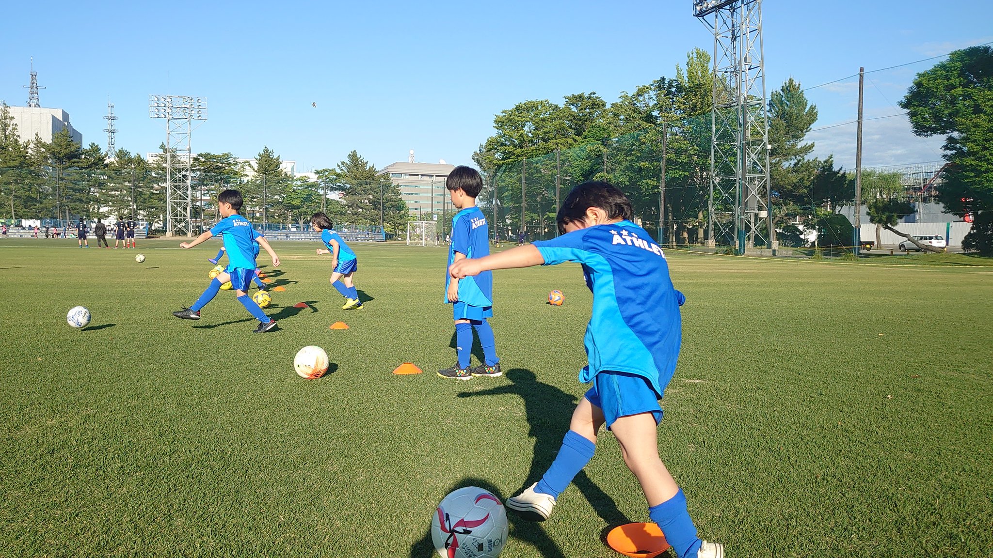 ブラウブリッツ秋田 育成(公式) On Twitter 今日から秋田校は八橋健康広場でのスクールです 今月はパスをテーマに開放的な芝生の上で楽しくボールを蹴っています⚽ 無料体験も随時受付