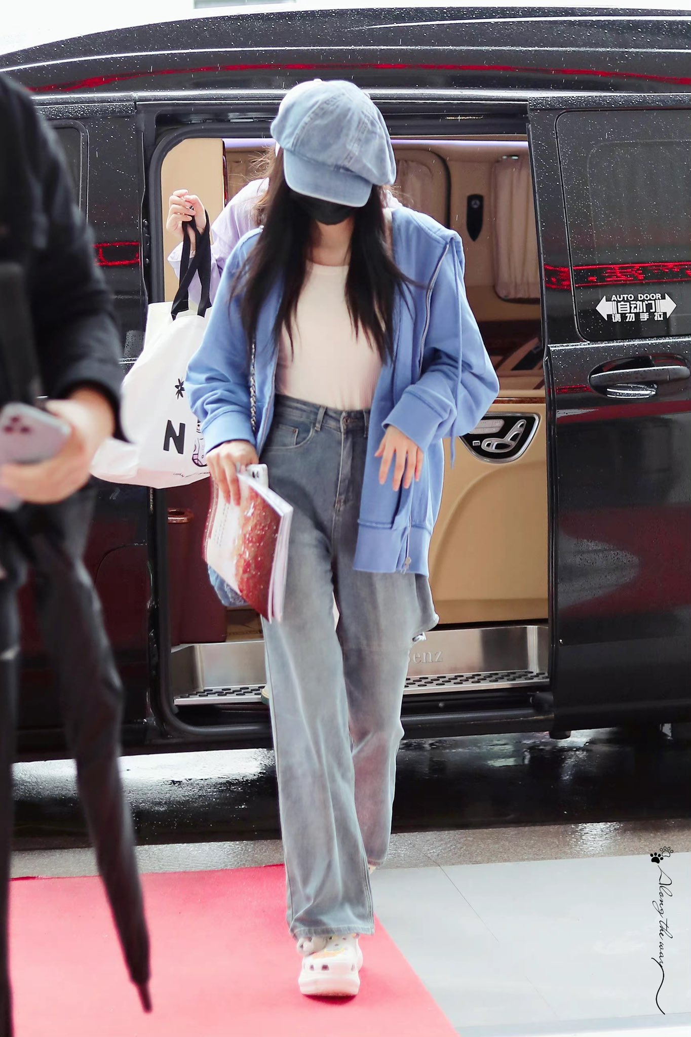 bailu 白鹿 on Twitter: "220612 — fansite update 🌊 © Alongtheway妍途·白鹿 going to work 💼 | bailu as ...