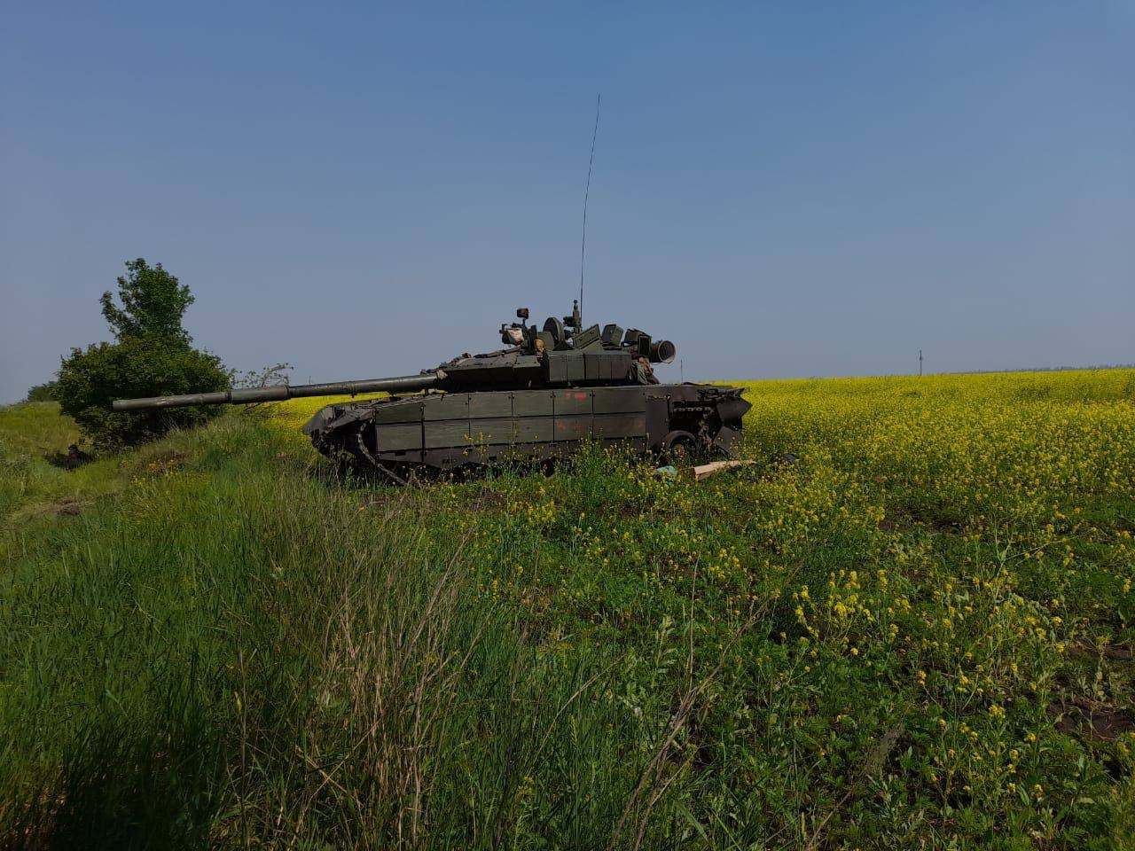OSINTtechnical on Twitter: "Ukrainian 93rd Mechanized Brigade captured a T-72B3 and T-80BVM ...