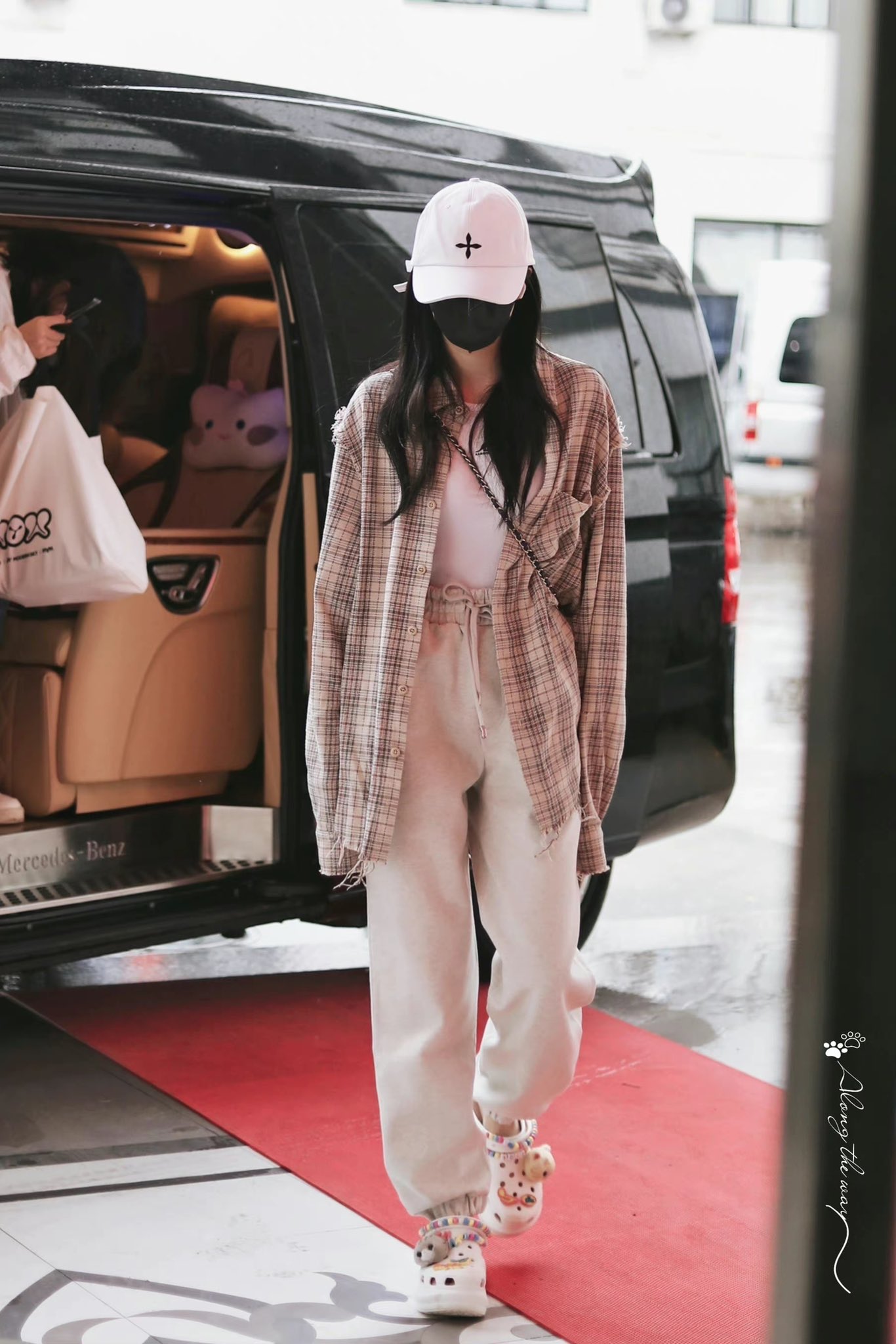 bailu 白鹿 on Twitter: "220613 — fansite update 🌊 © Alongtheway妍途·白鹿 going to work 💼 | bailu as ...