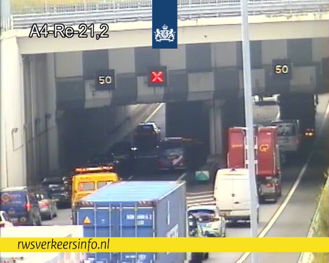 Rijkswaterstaat Verkeersinformatie on Twitter: "Dat past nét...niet. Vrachtwagen staat vast ...