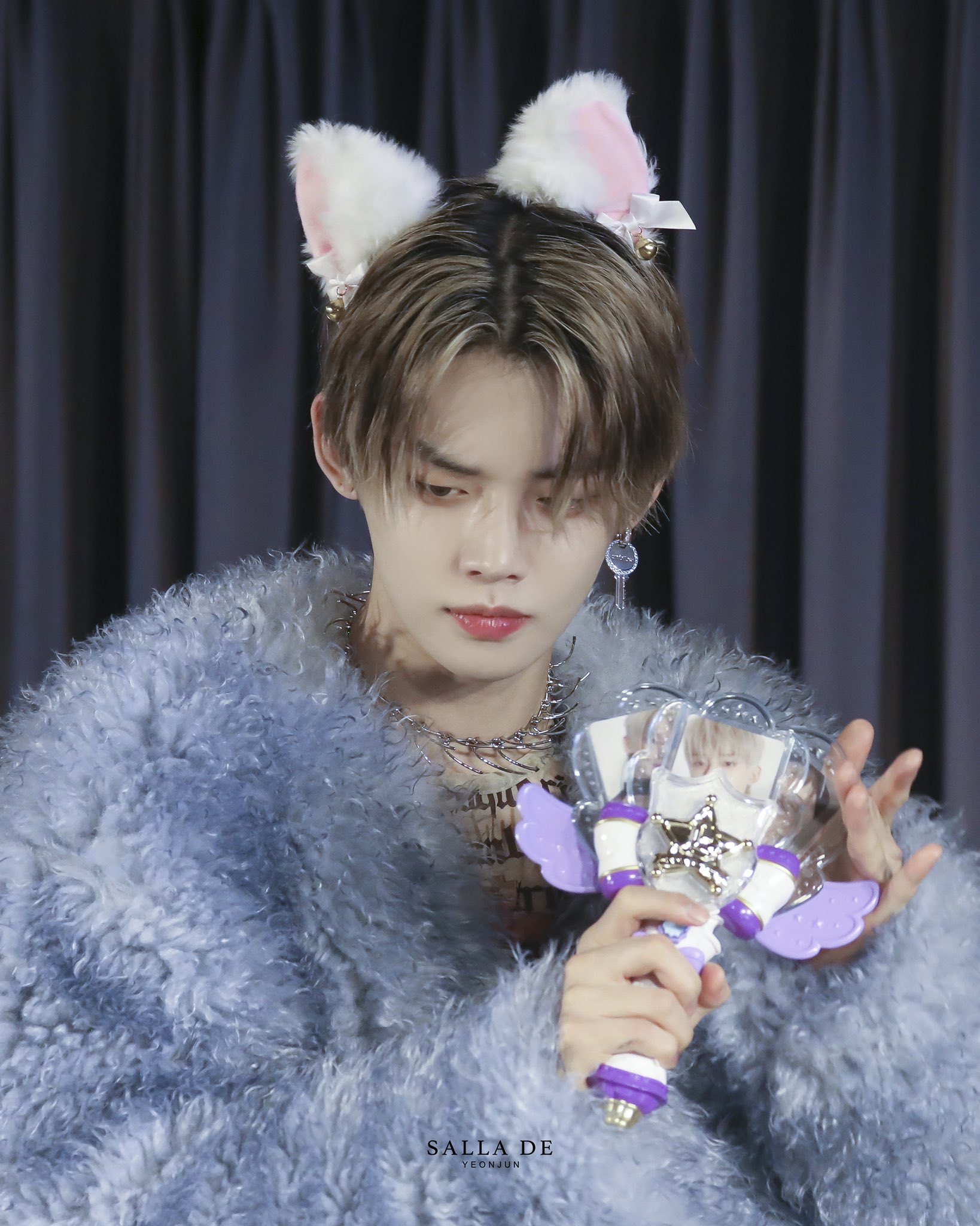 𝙎𝘼𝙇𝙇𝘼 𝘿𝙀 𝙔𝙀𝙊𝙉𝙅𝙐𝙉 On Twitter [hq] 220525 연준 위버스 장난치다 포카 날린 장꾸😇 Txt