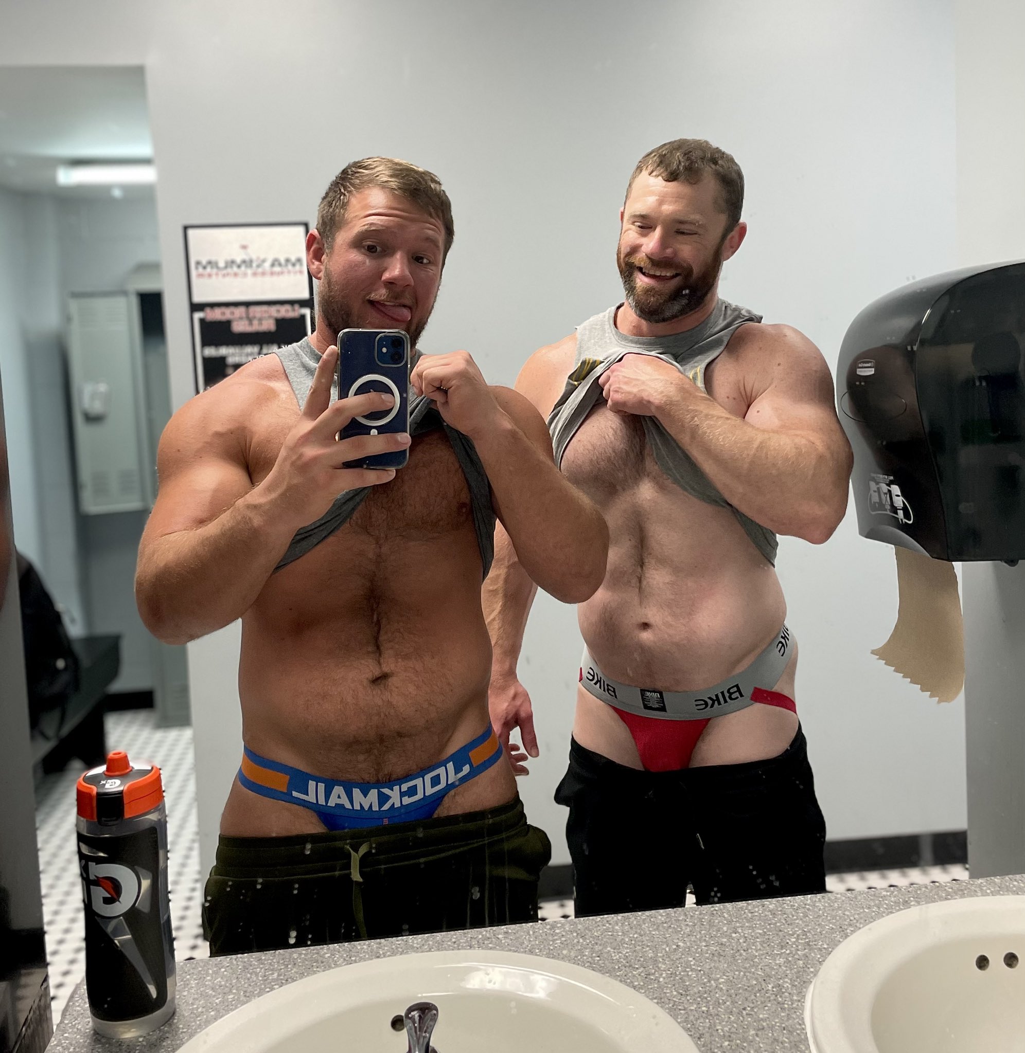 Turkeytrav2 on Twitter: "Twinning lol @RyLifter https://t.co/OE0ik1yM6D" / Twitter