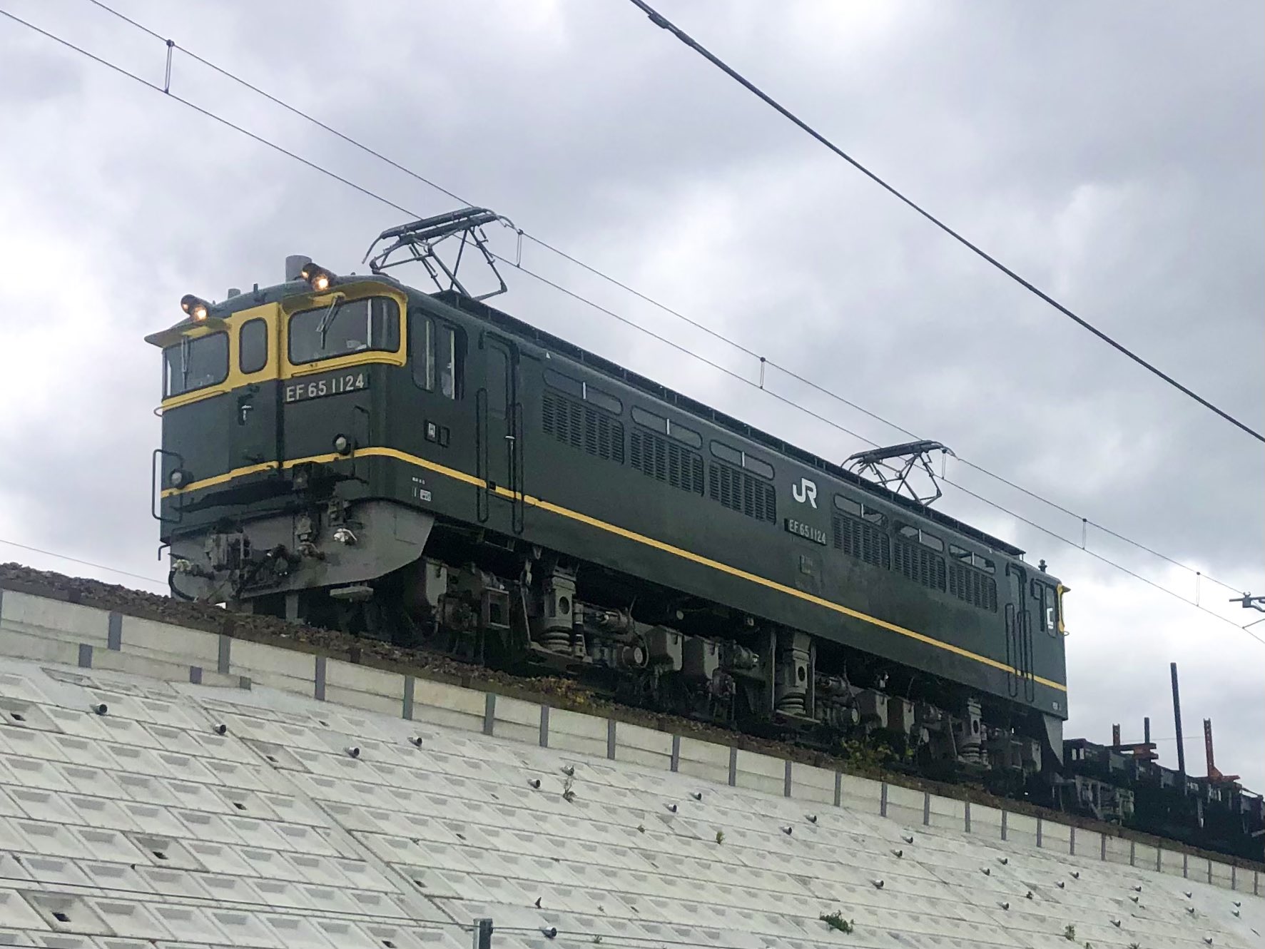 65大好きや！ on Twitter: "ご近所でのEF65おっかけ(*´∀`)＊ 04/06/14（火）配7992レ 梅小路配給 EF65 1124 曇天・スマホ お昼休みにシャッシャッと ...