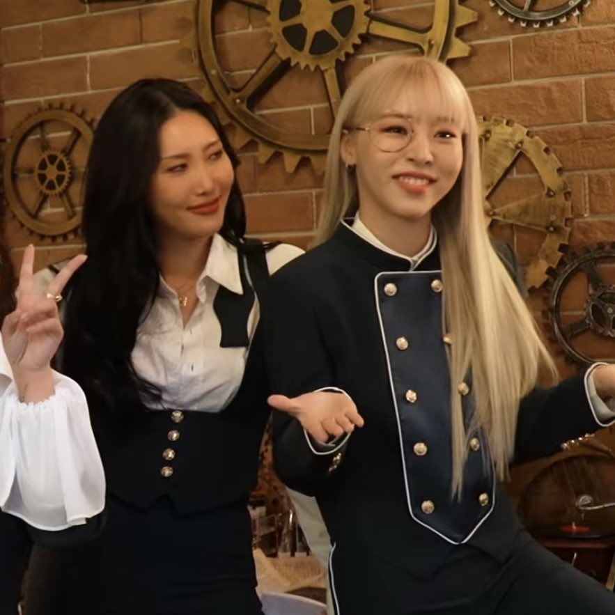 REST on Twitter: "RT @dansoudango: Hwasa smiling at Moonbyul’s antics HELP MY HWABYUL HEART 🥺 ️ ...