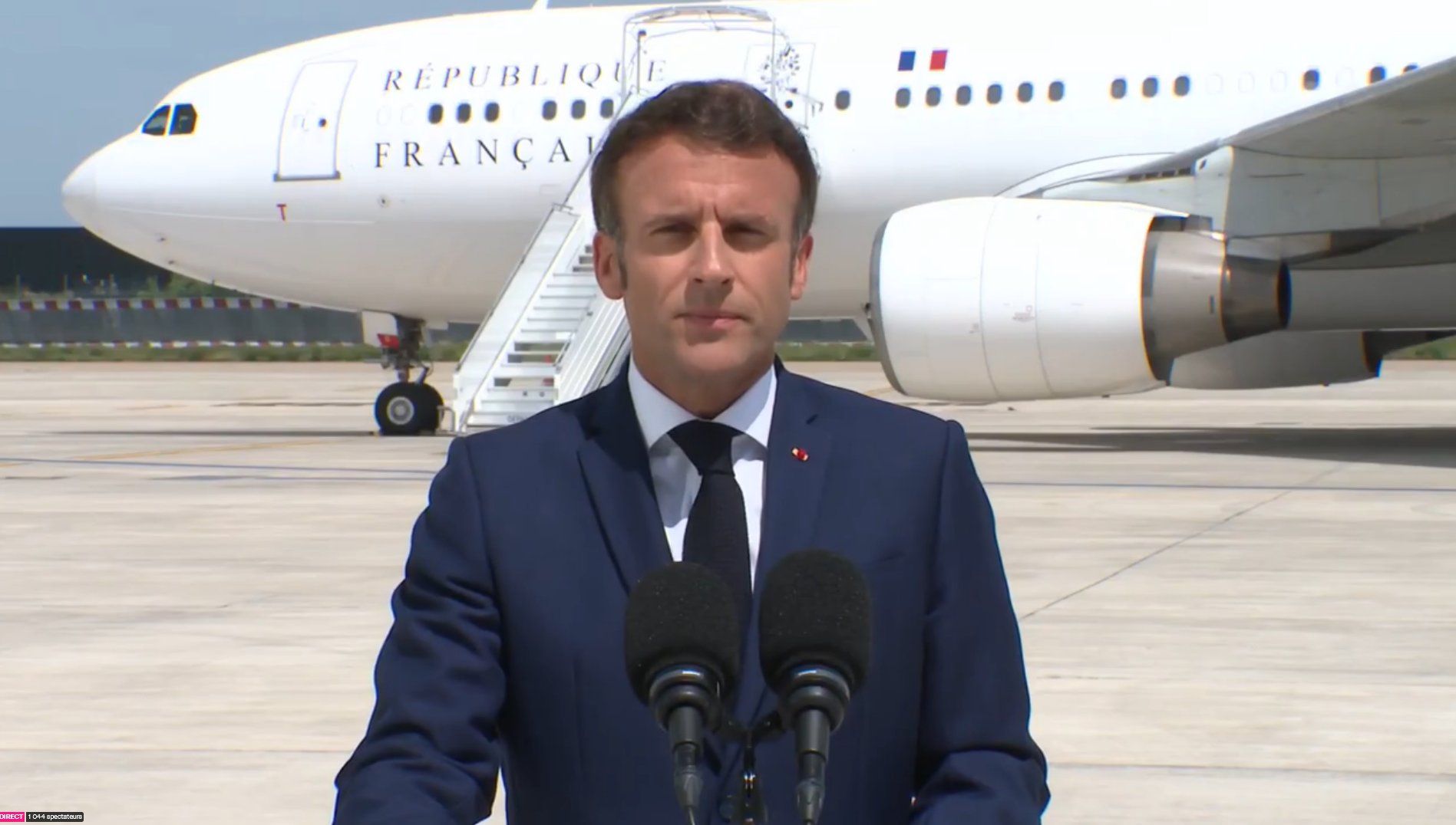 Nicolas Berrod on Twitter: "En direct depuis... le tarmac d'Orly, d'où il part pour la Roumanie ...