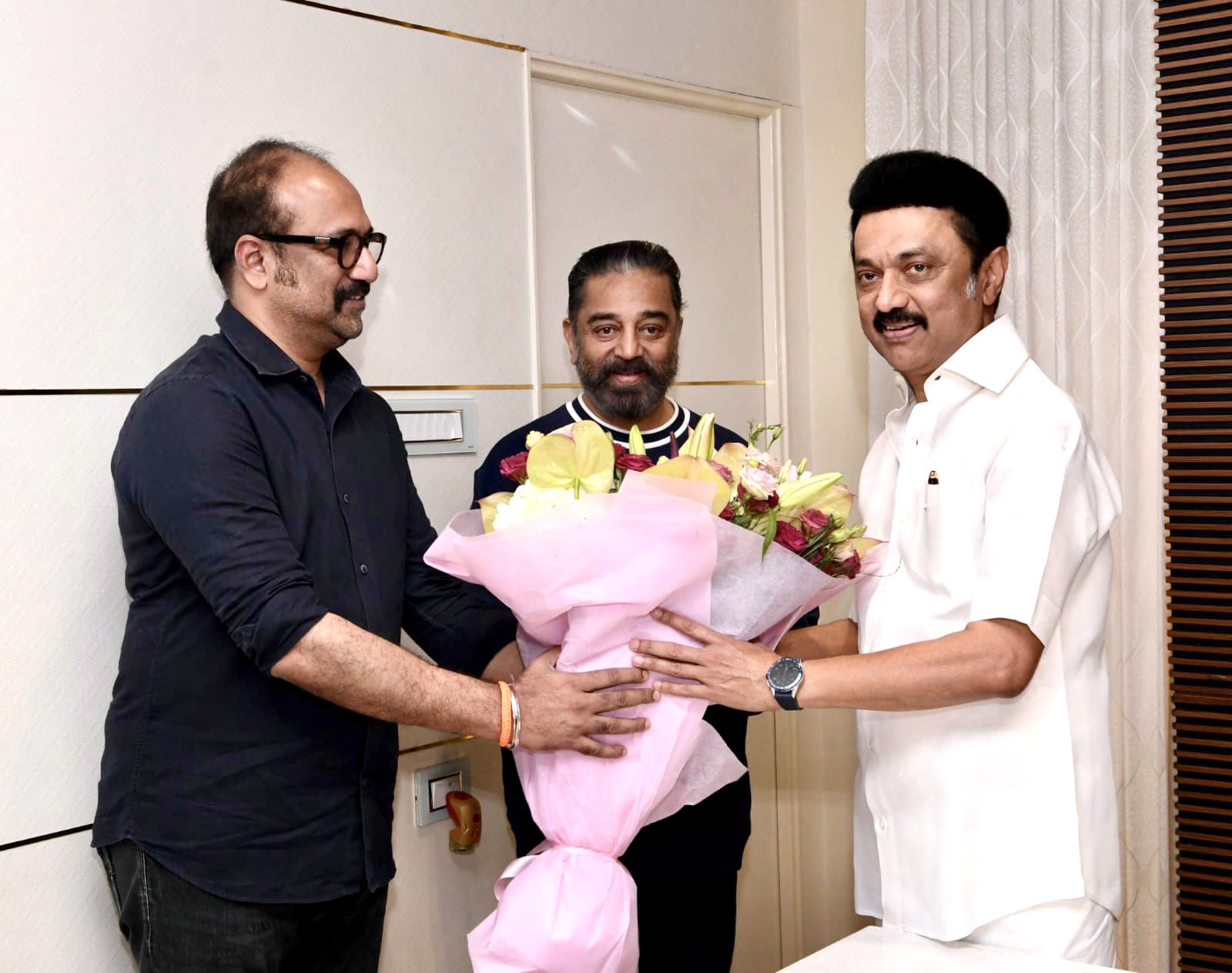 Only Kollywood on Twitter: ".@ikamalhaasan sir and Producer R.Mahendran met Hon'ble Chief ...