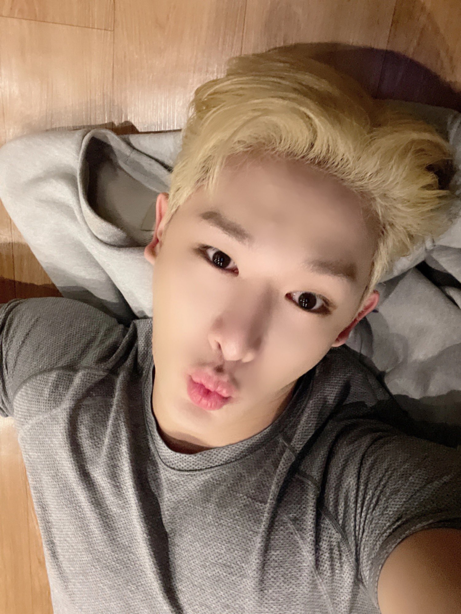 WONHO Official on Twitter: "점심 냠냠 먹어요! 위니들 #원호 #WONHO https://t.co/ENuzEYyfBS" / Twitter