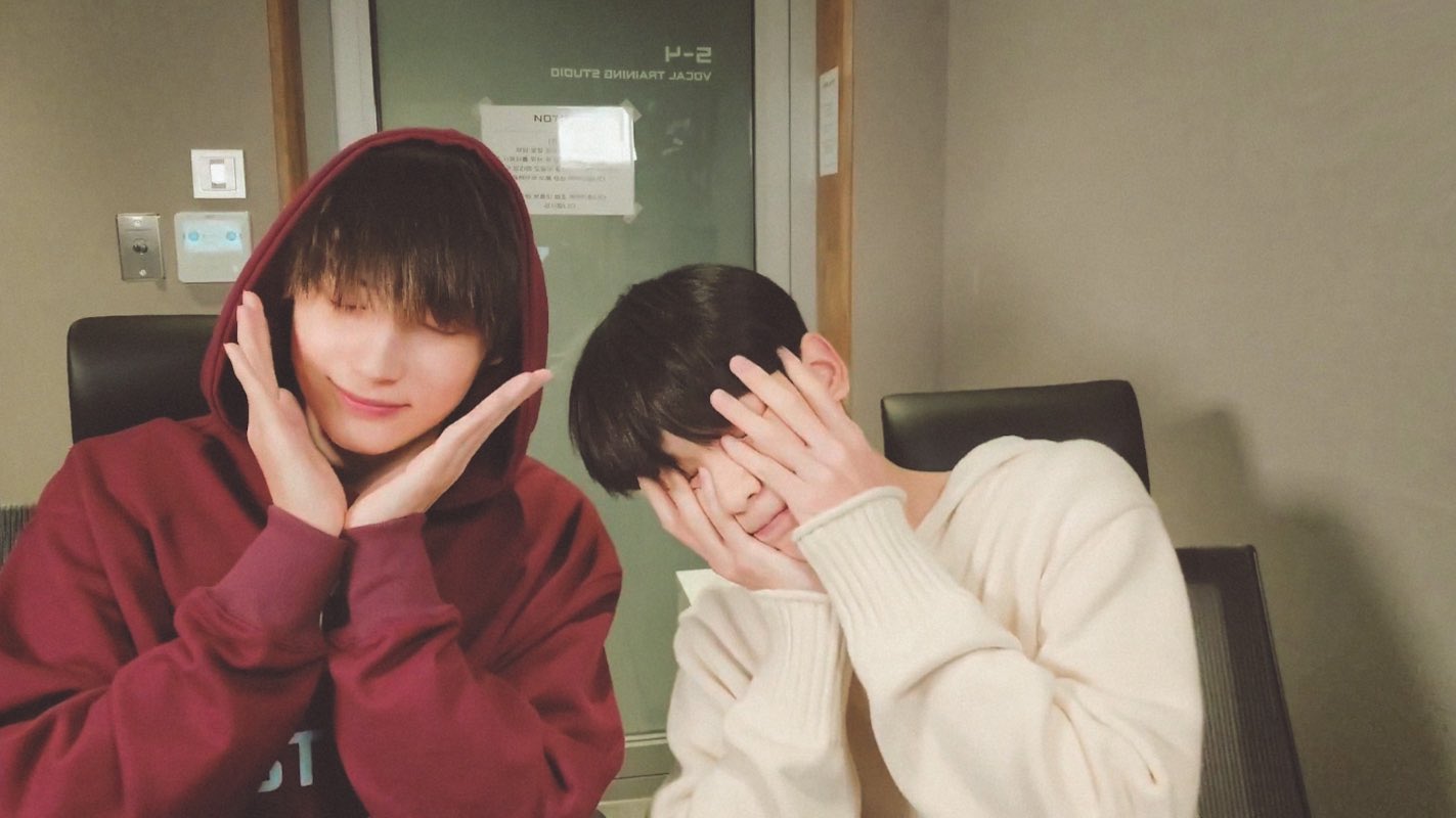 ̈ on Twitter: "huening kai & soobin capture time 📸 https://t.co/NWnujIoxB9" / Twitter