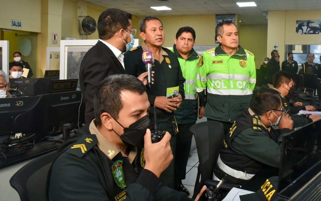 Policía Nacional del Perú on Twitter: "📸 | Nuestro comandante general de la @PoliciaPeru, Luis ...