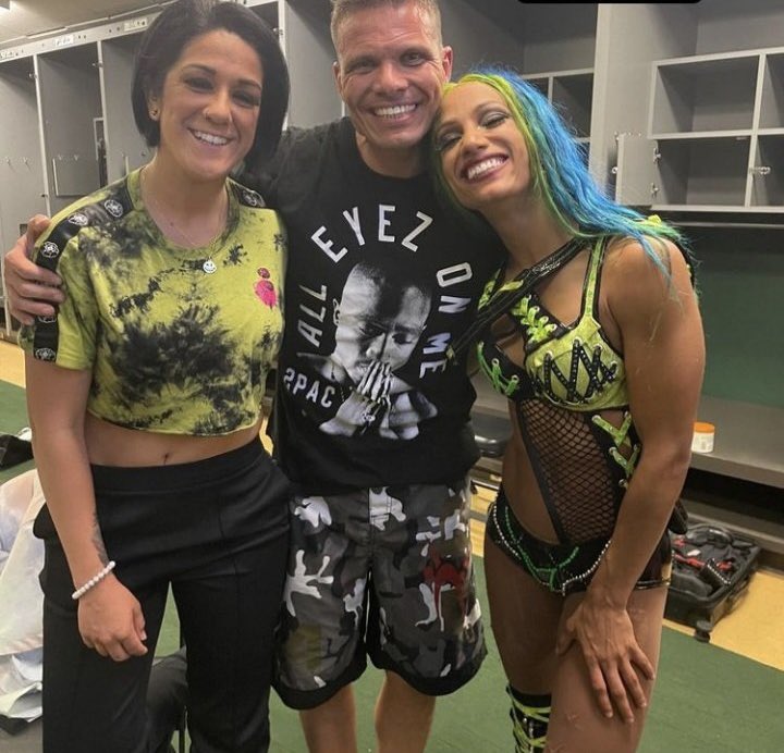 WrestlingWorldCC on Twitter: "Bayley, TJ Wilson, and Sasha Banks backstage 📸 https://t.co ...