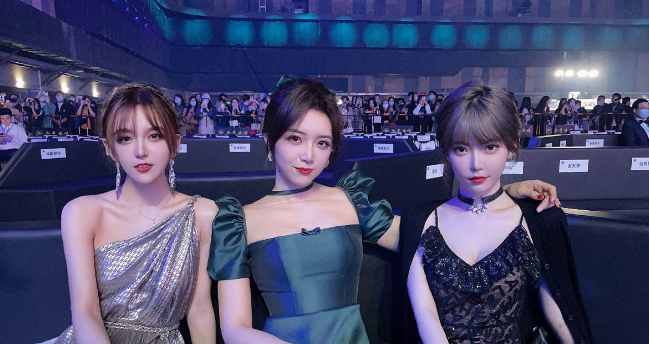 DeepSukebe额度代购 on Twitter: "周姐，余霜阿姨，小钰好顶，去衣了真好看～ deepsukeb代购 #Rita #周淑怡 #周姐 #余霜 #阿姨 #冯雨 #lpl #裸体 ...