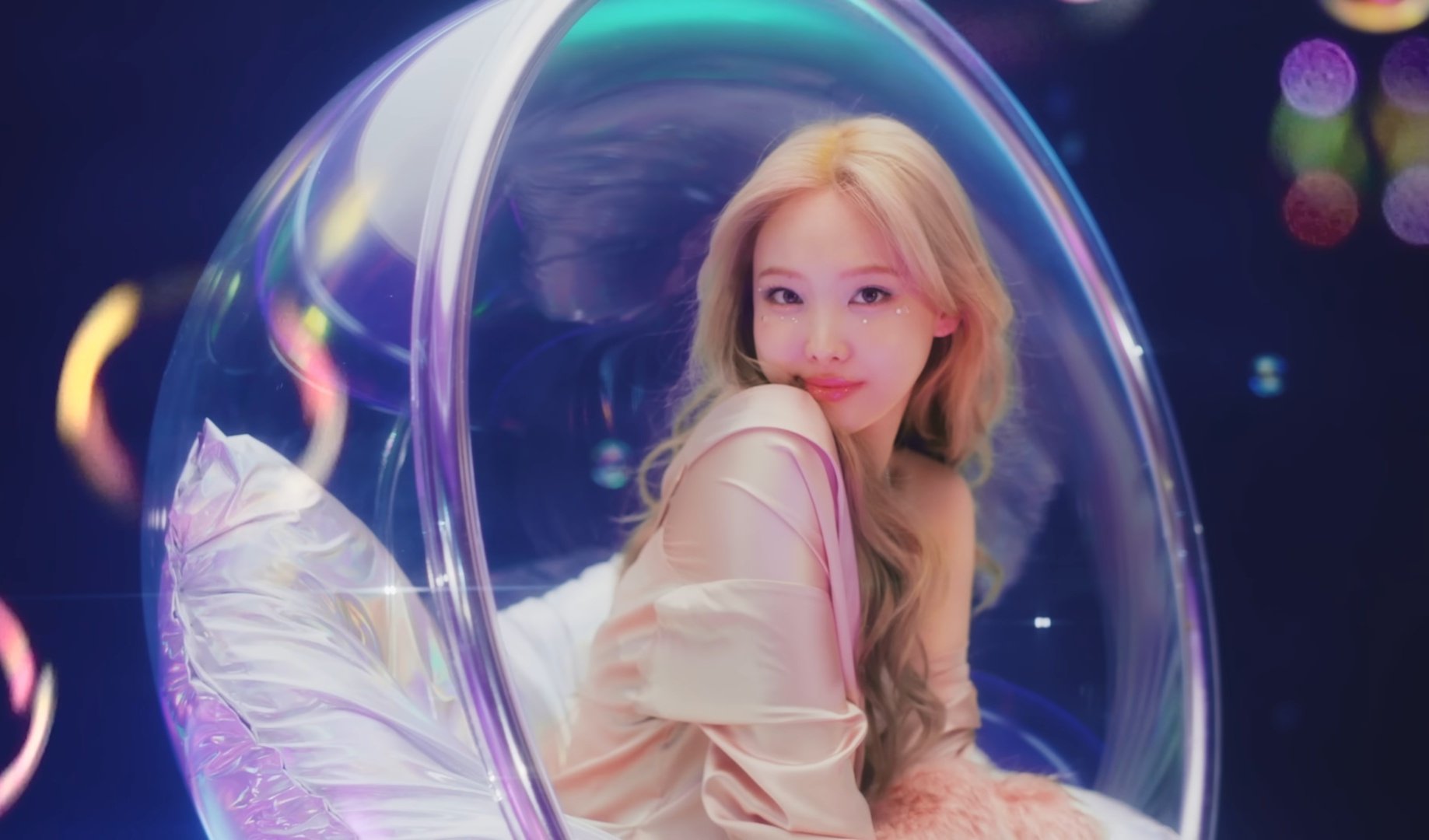 SK on Twitter: "NAYEON 'POP!' MV 🎉 https://t.co/0eyclH3dHt #IM_NAYEON #POP #NAYEON #나연 https://t ...