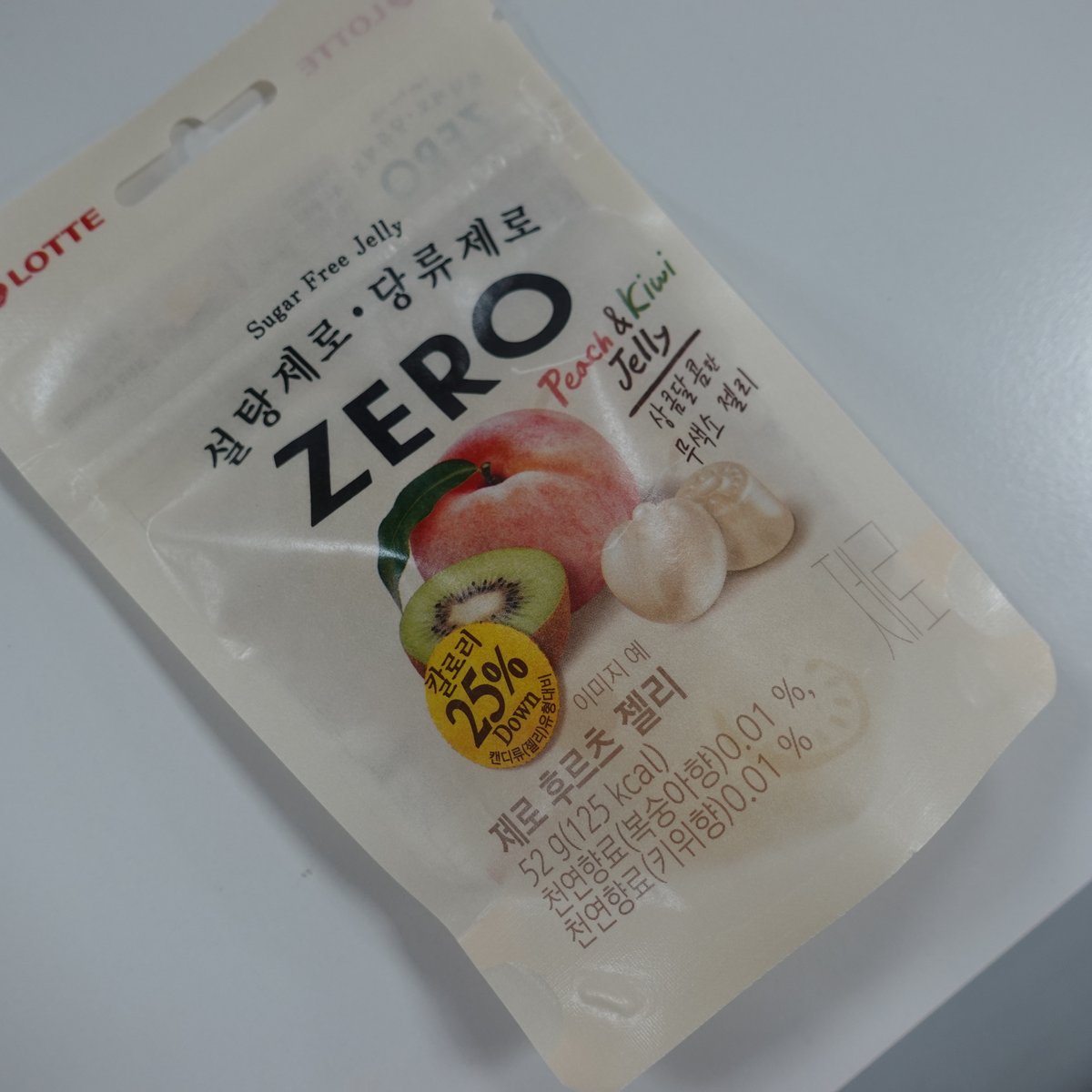 롯데제과 제로 후르츠 젤리 1500원 설탕과 당류가 들어가지 않은 기능성 젤리 맛은 복숭아맛이랑 키위맛 두가지가 있고 산미와