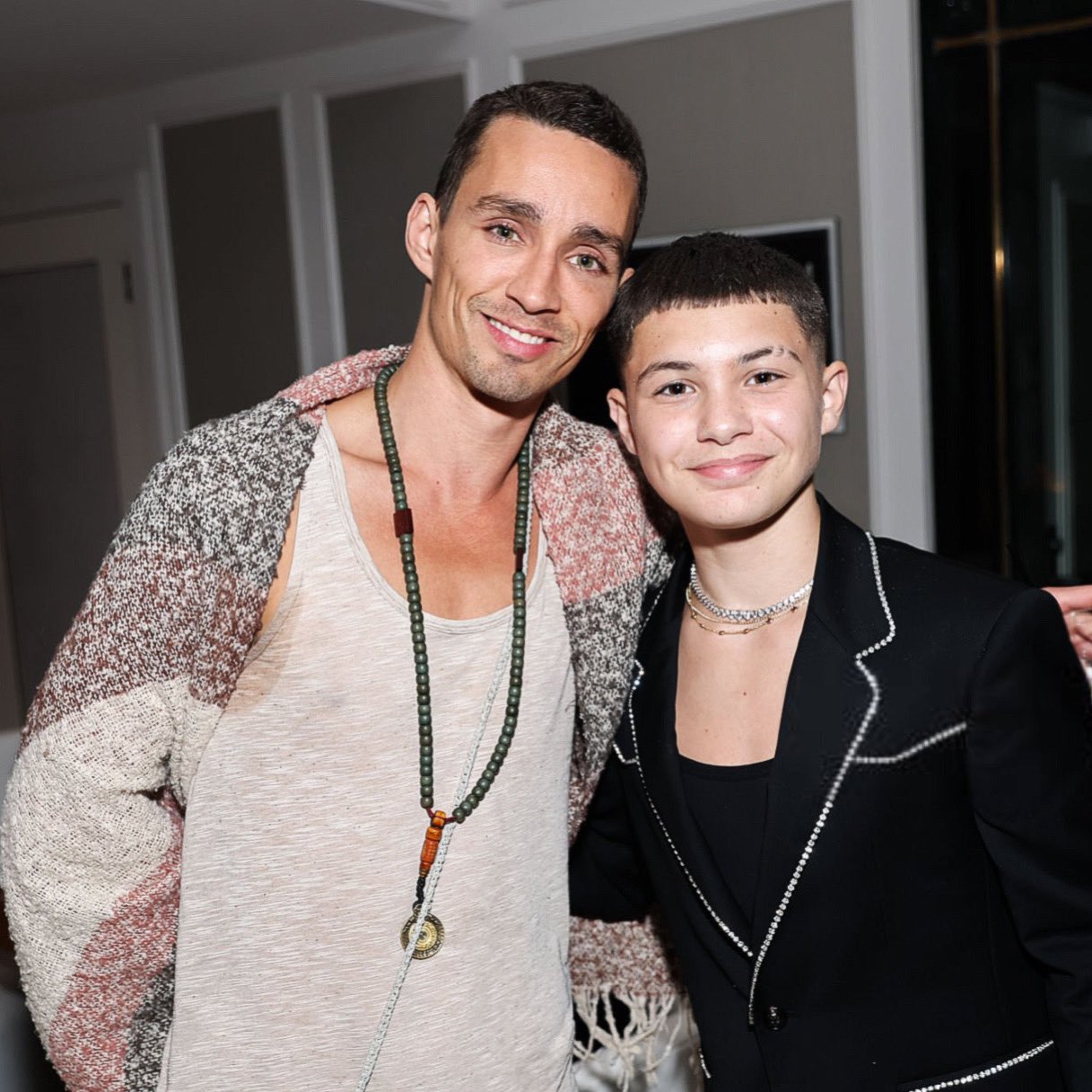 Robert Sheehan Girlfriend