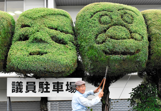 ライブドアニュース on Twitter: "1000RT：【話題】「市役所の人も誰だかわからない」駐車場に現れた庭木、隣の顔は何者？ https://t.co/SDtYm5vU2G 一つは ...