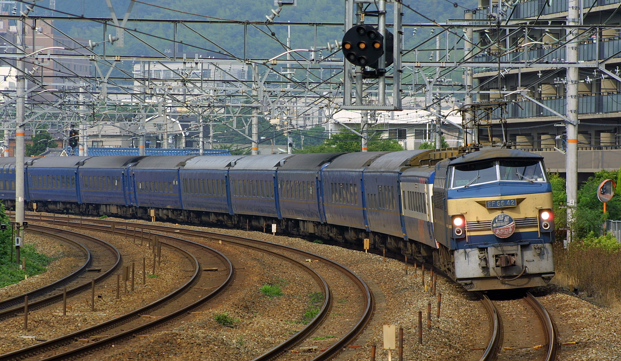 空鉄 on Twitter: "#これを見た人はカーブした画像を貼る 山崎カーブを走る #EF66 42牽引 #寝台特急彗星・あかつき https://t.co/CBs00rFUsW ...