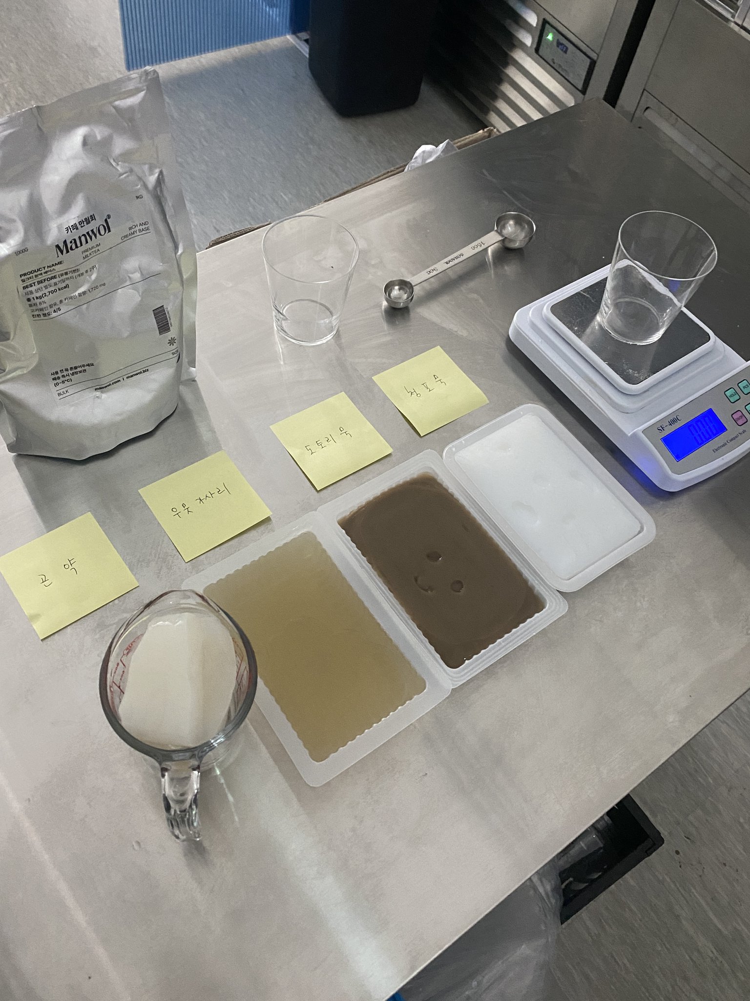 카페 만월회(manwol) on Twitter: "트윗보고 근처 마트 3군데 돌아서 네가지 묵을 사왔습니다. (그 와중에 웃고 있는 도토리묵 귀여움.) 타래로 맛이 어떤지 ...