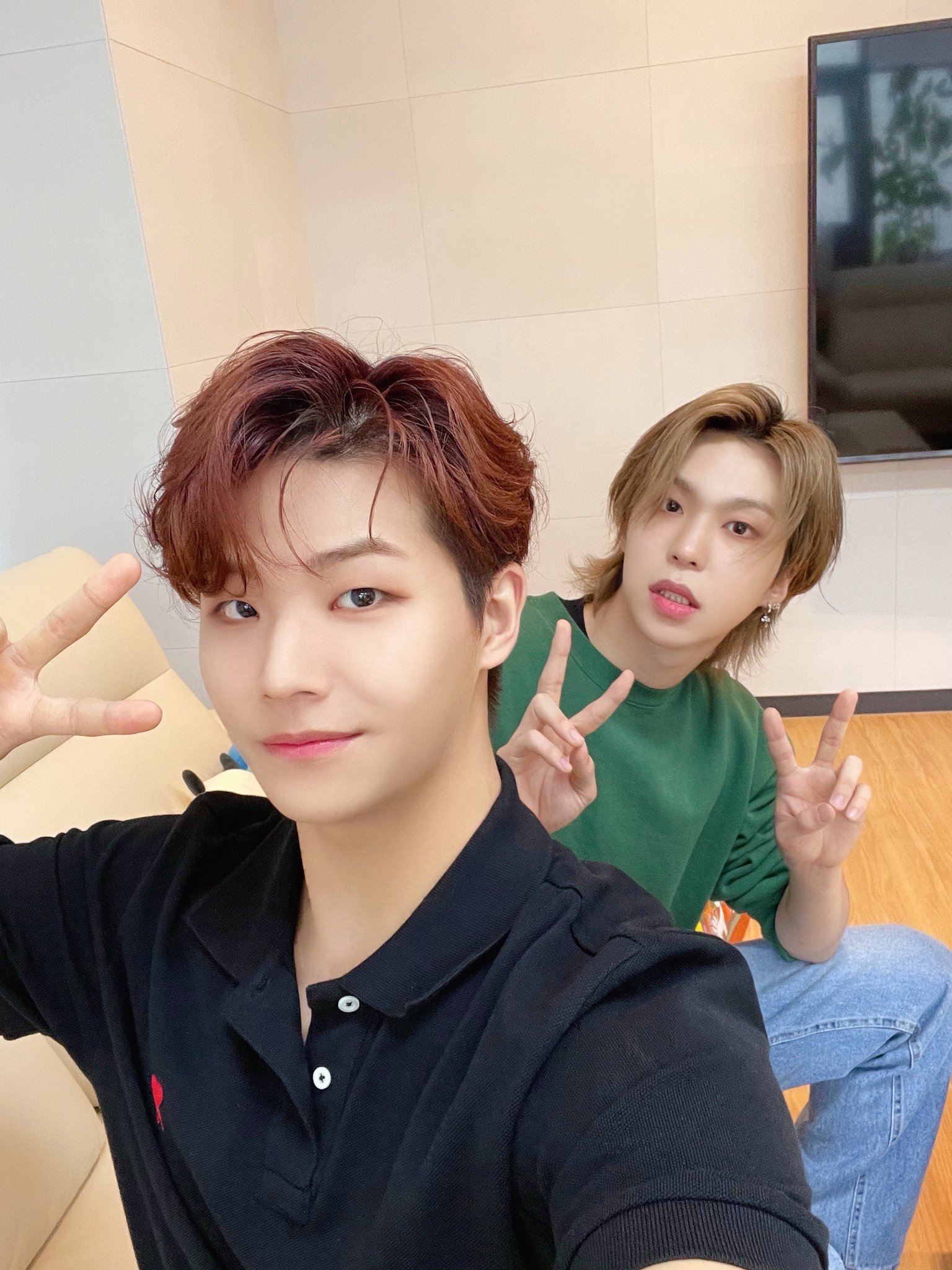 GHOST9 (고스트나인) on Twitter: "GMI🚨 Unit Selfie🐻🦊 ⠀ #GHOST9 #고스트나인 #GMI #GHOST9_More_Information # ...