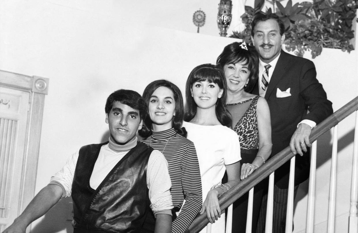 USAS - History, Travel, Tech on Twitter: "3/ Mary Tyler Moore trends. Related: Marlo Thomas ...