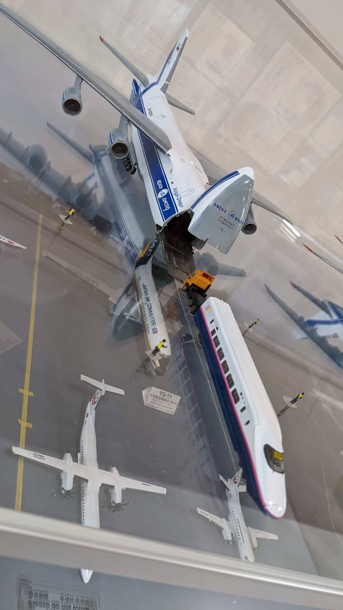 黄瀬のん on Twitter: "丘珠空港に飛行機の中からE2系J51編成が出てくるという謎の模型があった…なんなんですかねこれ🤔 https://t.co/cGc5zE8ITQ ...