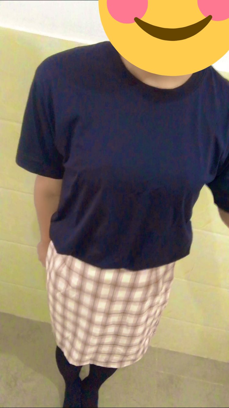 萌萌 On Twitter 伪娘 女装 女装大佬 Crossdresser 偽娘 男の娘 内变 上班 露出 今日上班内装,本想到厕所去拍的,结果坏了,刚进去要脱衣服就被