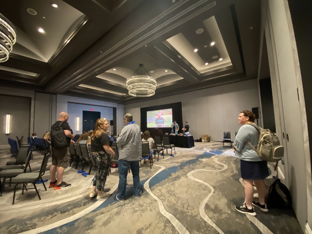 Karalee Wong Nakatsuka 🐸 🌎🇺🇸 on Twitter: "Love meeting @wakelet friends IRL #ISTE22 #ISTELive ...