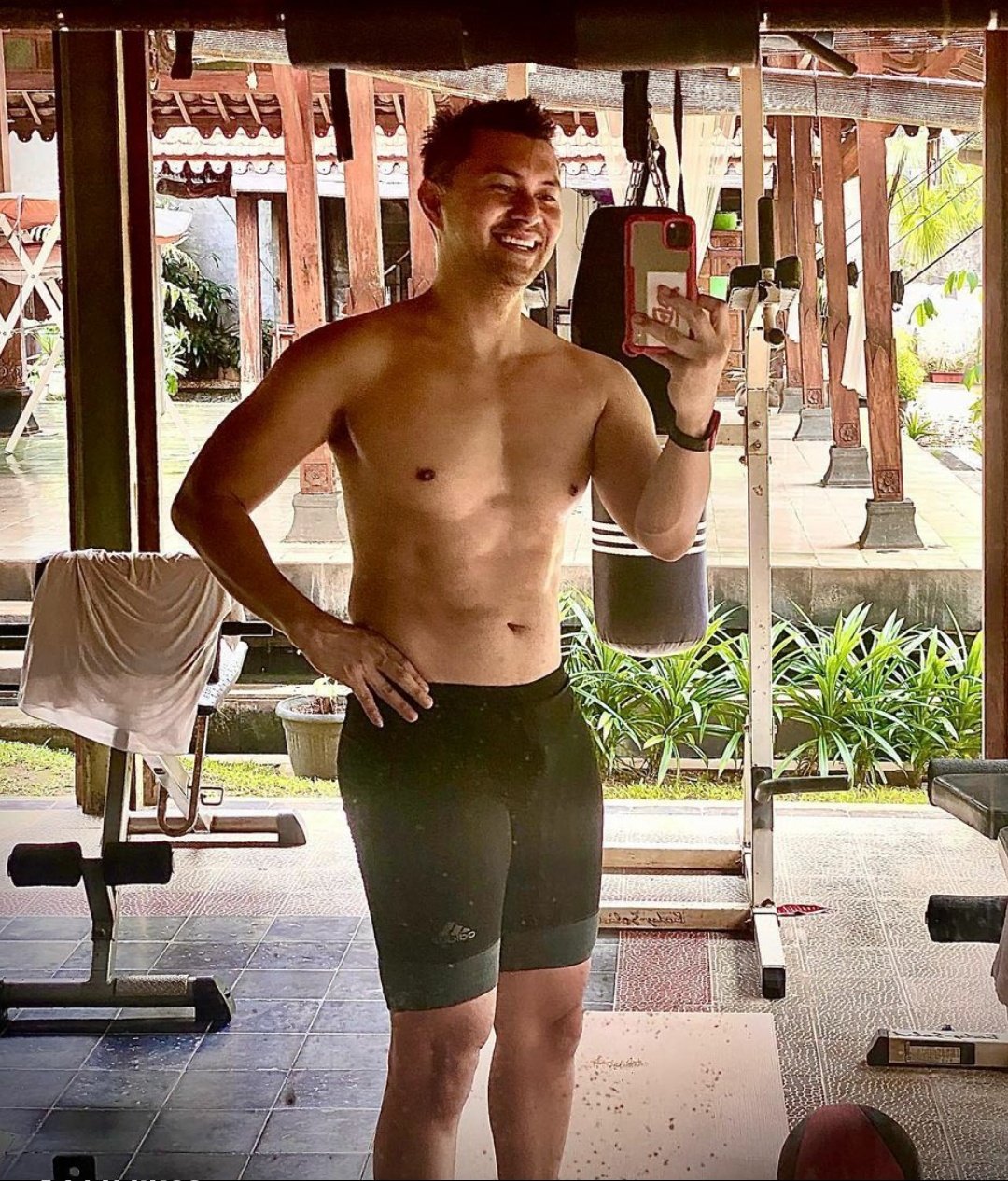 MRVVIP on Twitter: "Anjasmara shirtless selfie. #selebwatch https://t.co/2q4Axlm7xM" / Twitter