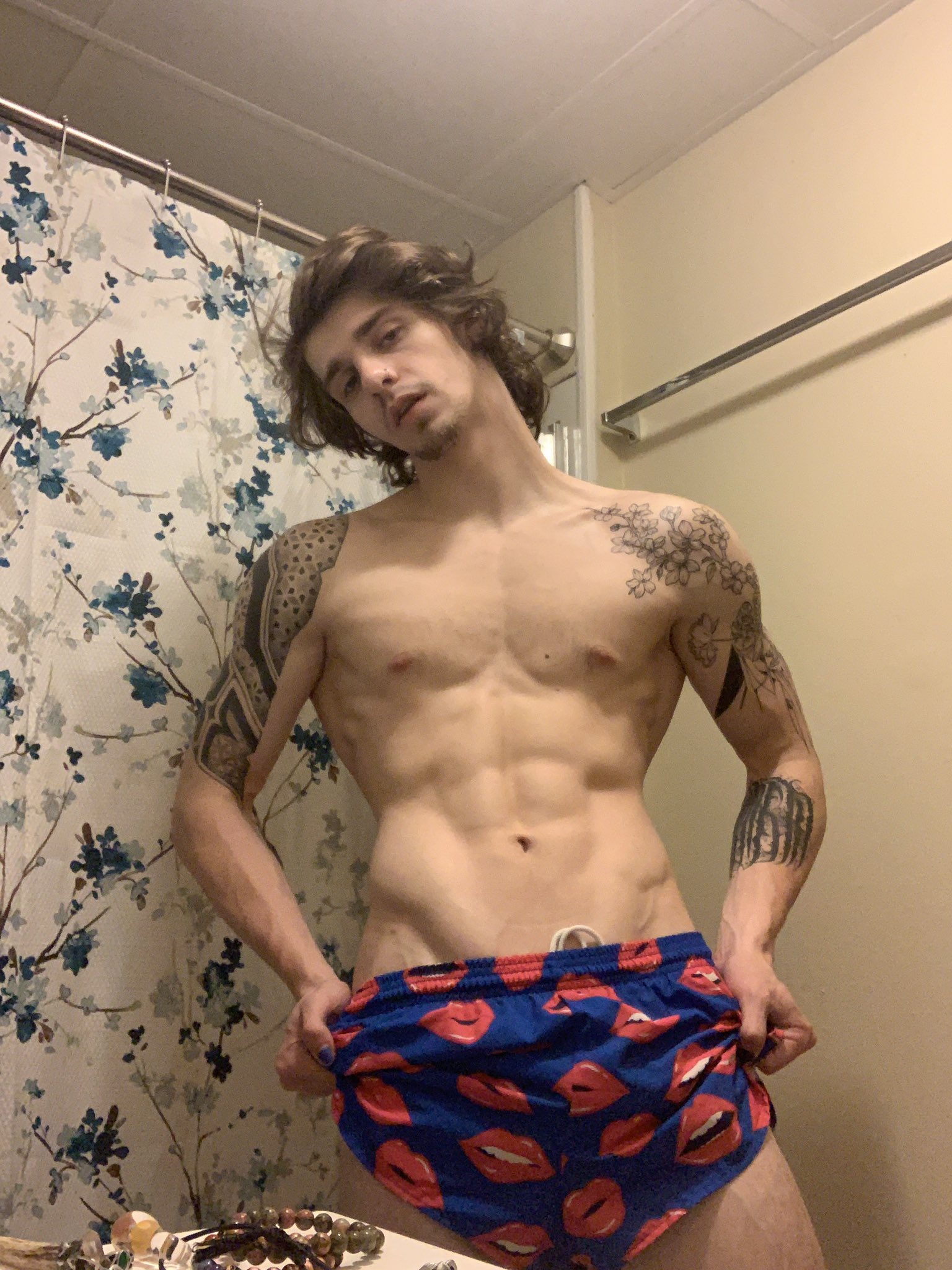 switchy on Twitter: "Kisses 😘 https://t.co/qOjWONVoKY https://t.co/5IkbdMWZSU" / Twitter