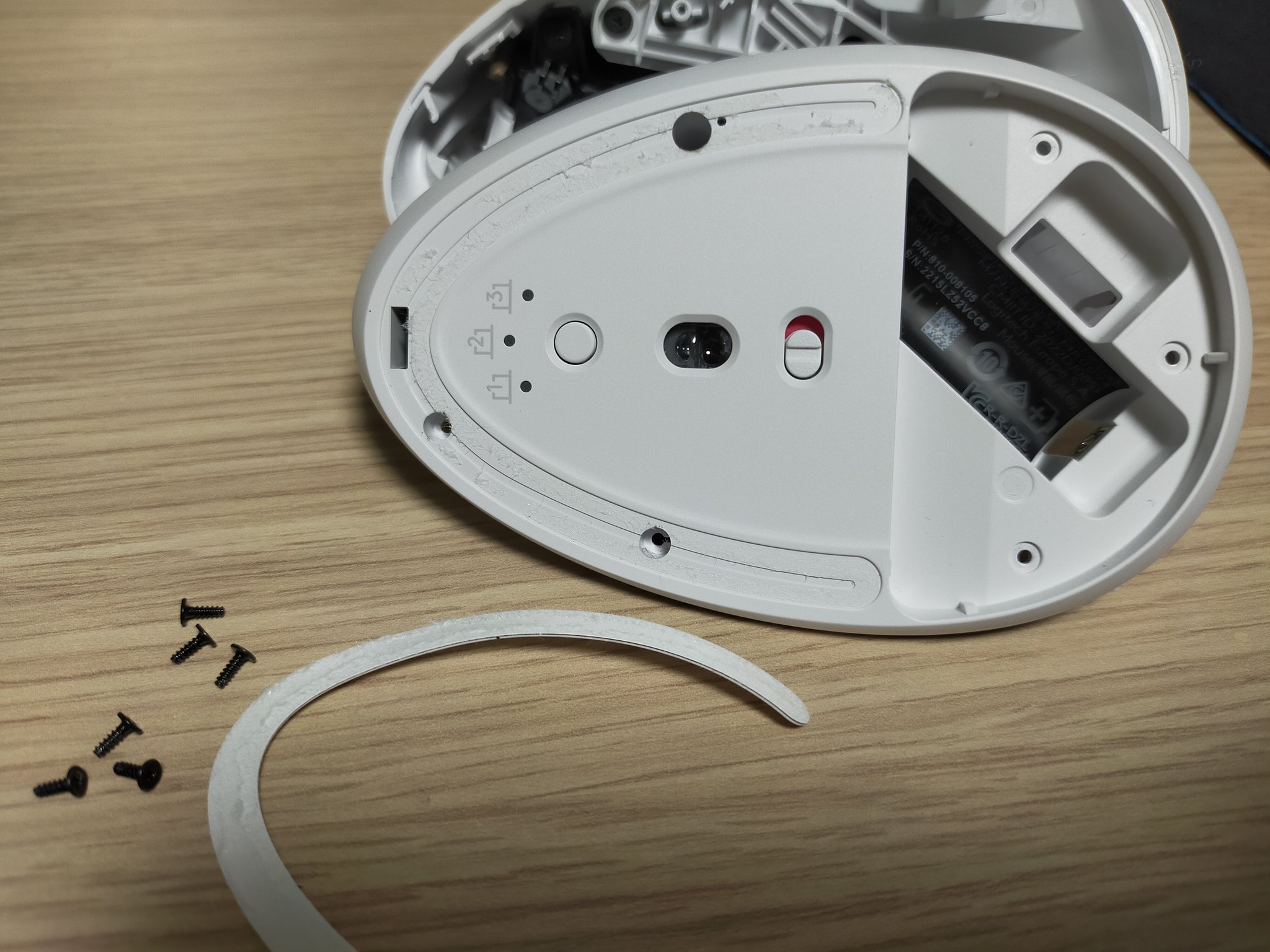 disk on Twitter: "ロジクール LIFT M800を分解。電池蓋開けたところに3本、マウスソール剥がしたところに3本あるネジを外せば手で開く。 内部にはウェイトらしき物は無かっ ...