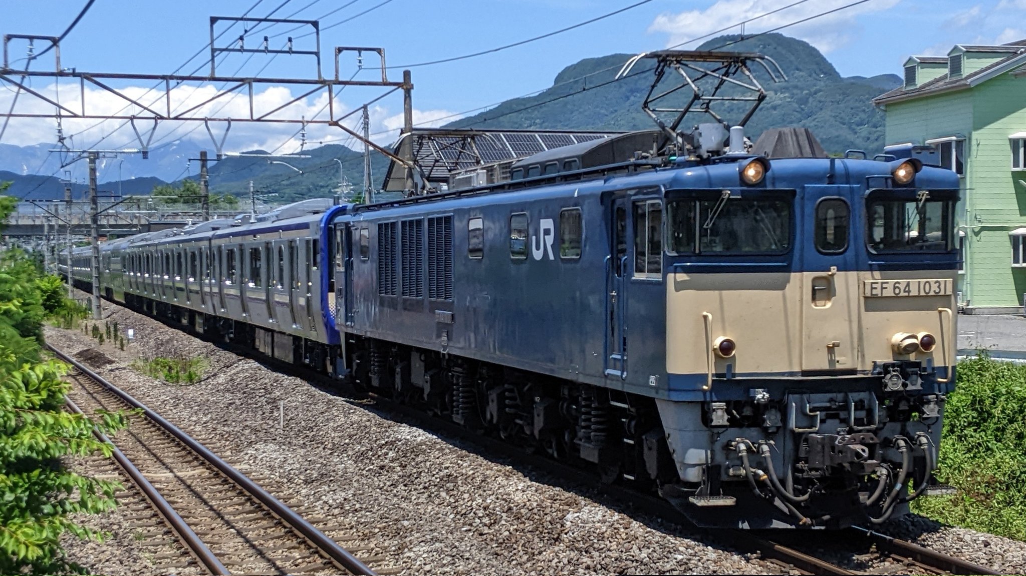 リズリット on Twitter: "2022/06/30(木曜) 配9728レ 新津出場配給 EF64-1031+E235系F-18編成 夏場は大きくなった雑草が多くて大変です。 #リズ ...