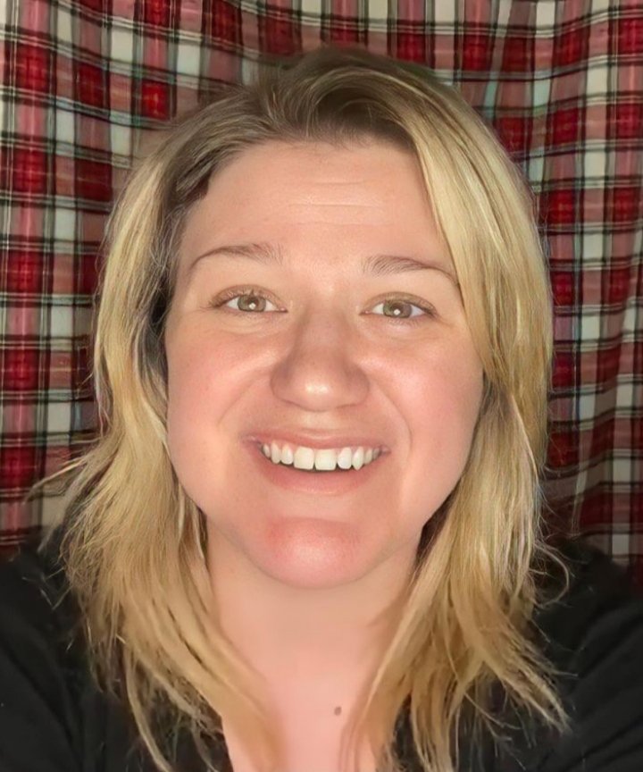 Kelly Clarkson No Makeup