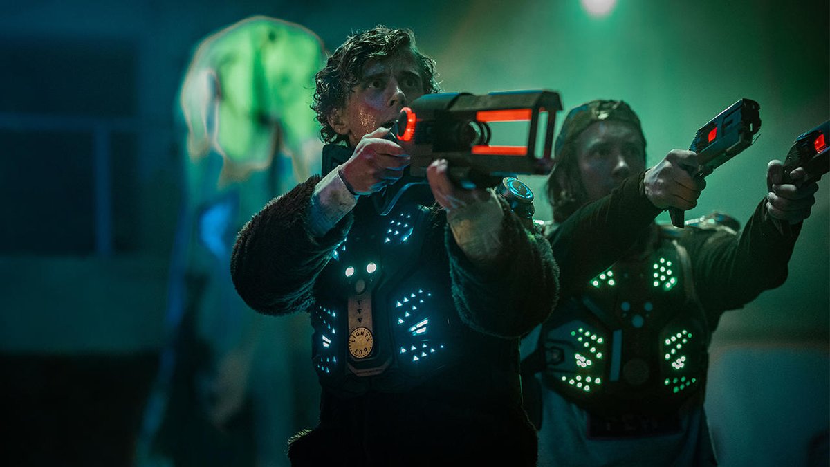 Lagi bachelor party tiba-tiba ada serangan alien, jadilah dua bro vs ...