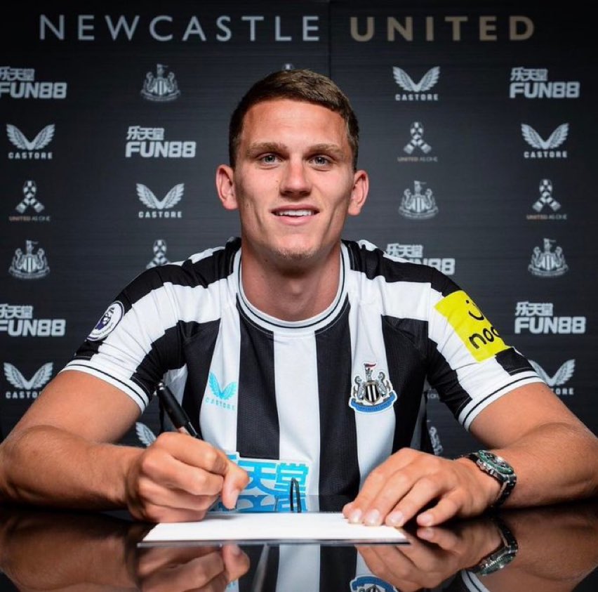 EPL World on Twitter: "بوتمان اثناء توقيعه لعقده مع نيوكاسل ⚪️⚫️ https://t.co/VqZ9t4BUdO" / Twitter