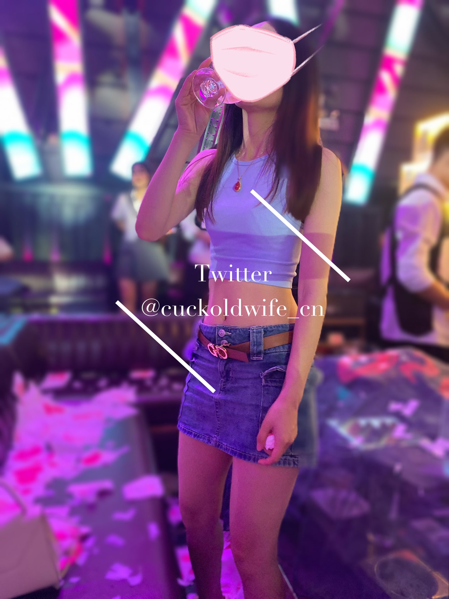 My Hot Wife On Twitter 第一次去酒吧的老婆成了全场焦点，来人请详细介绍自己 淫妻 人妻 3p 4p 单男 轮奸 强奸 换妻 黑丝 女神 御姐