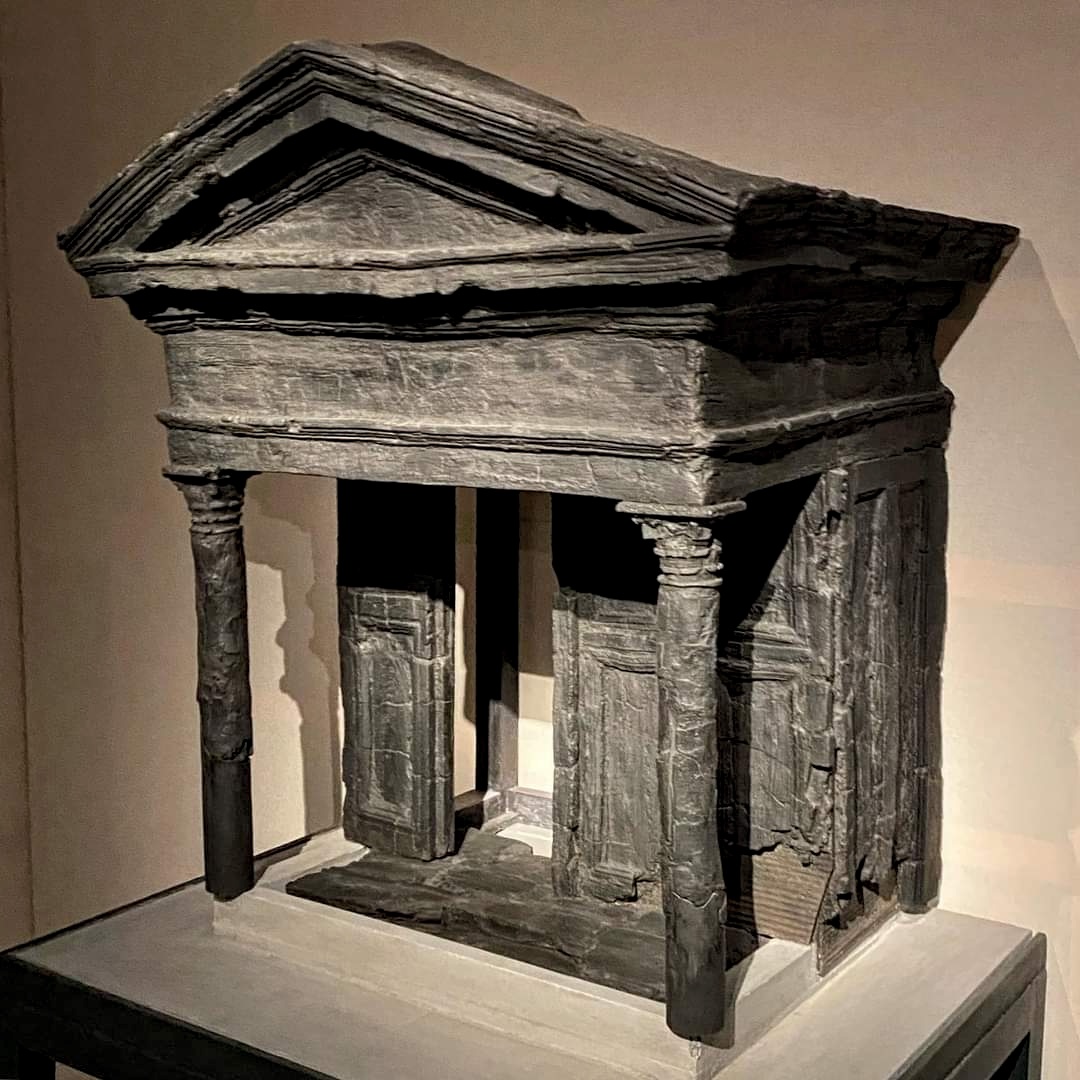 Roman Lararium