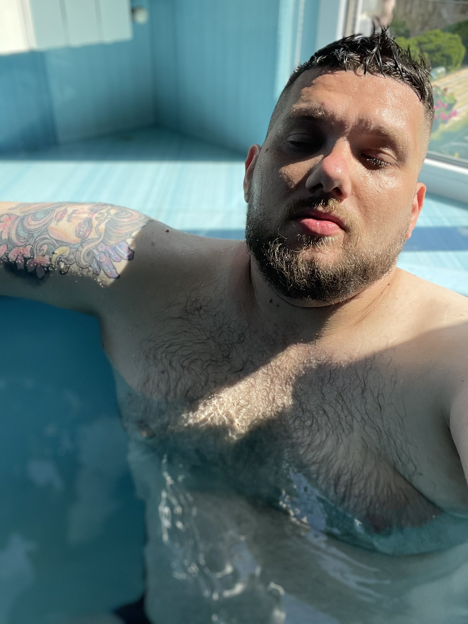 dzmitry on Twitter: "Типичная вечеринка с бассейном Загорать с голой жепой https://t.co ...